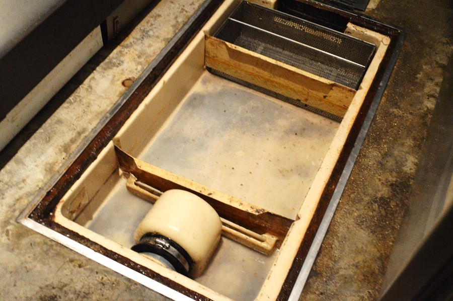 Grease Pit Maintenance by Fluid Sealing and Its Essence in Industrial ...